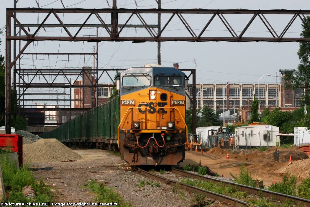 CSX 5437 on Q702